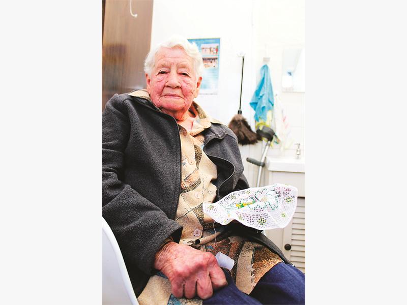 Sonder bril maak Tannie Bella erfstukke | Witbank News