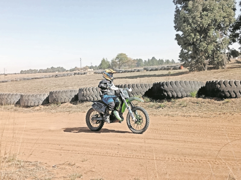 Diewe breek muur af by huis in Uitbreiding 10 en vat vier motorfietse ...
