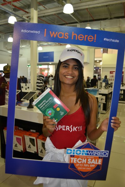 WATCH: Hundreds of excited shoppers arrive at #DionWired tech sale ...