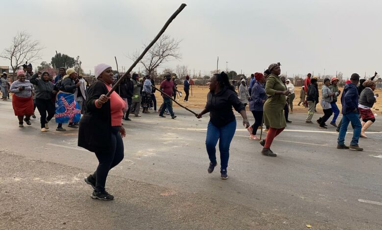 Relocation row: Residents block road in protest | Rising Sun Newspapers