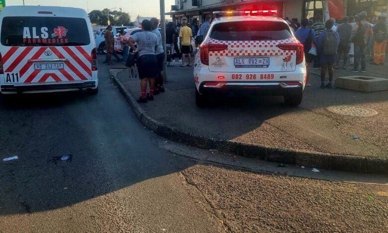 Chaos erupts as bakkie crashes into fast food restaurant | Rising Sun ...