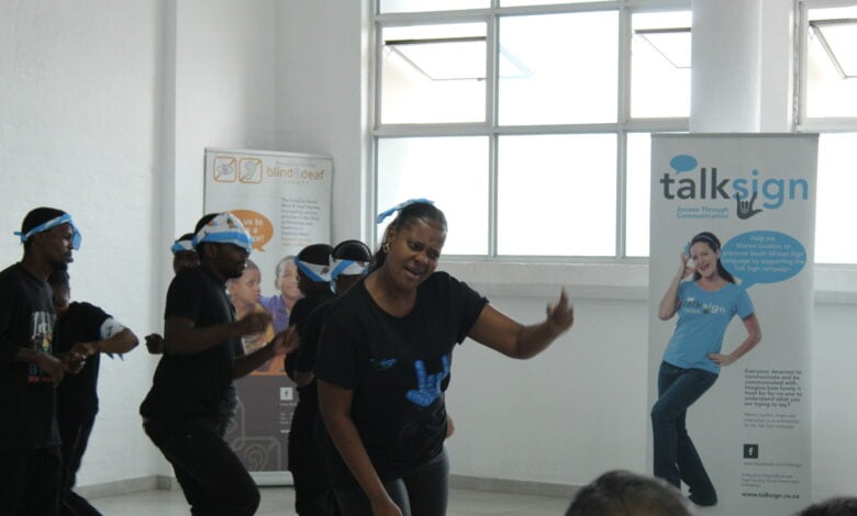 Empowering the deaf community: Groundbreaking computer literacy ...