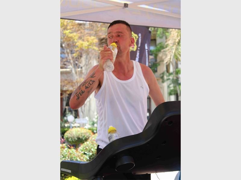 West Rand runner breaks world record for longest distance in 12 hours ...