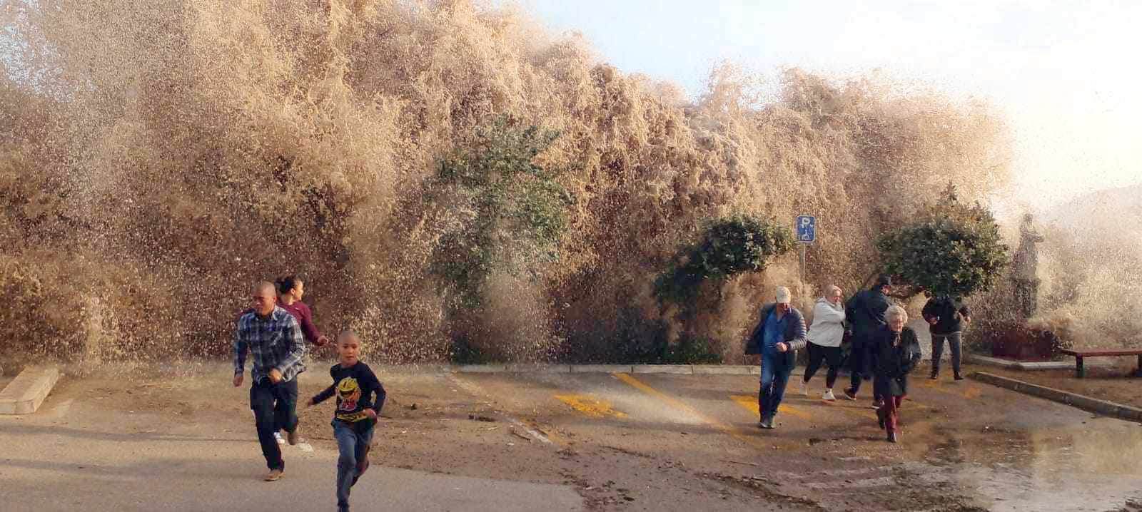 ‘Noodlotsfoto’: Medelye stroom in ná springgety-tragedie - LNN - Lowvelder
