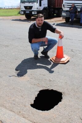 Roodepoort pothole turns out to be collapsed illegal mining tunnel ...