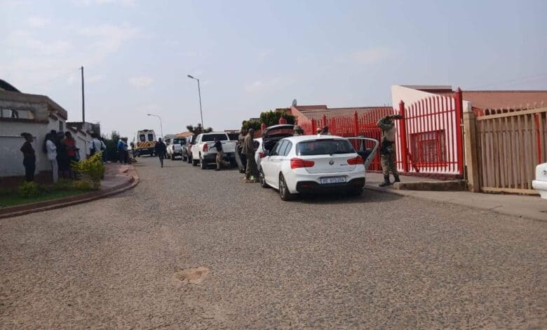 Armed police officer takes a mom and learner hostage in Tshwane - LNN ...