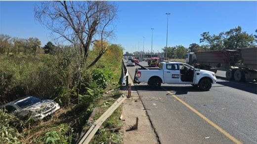 N12 chaos: Cars veer into Benoni dam reeds to avoid reversing driver ...
