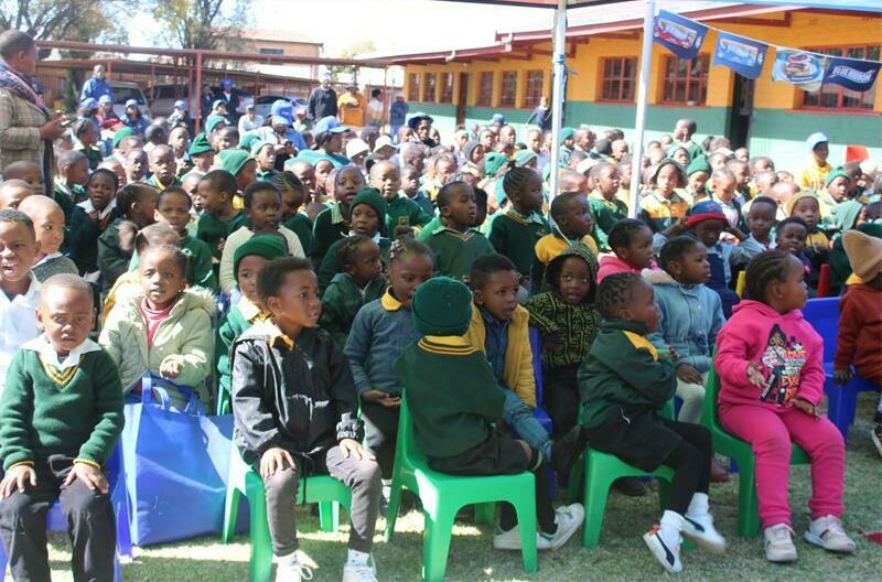 Makhaya shows kindness to Maweni Primary School | Soweto Urban