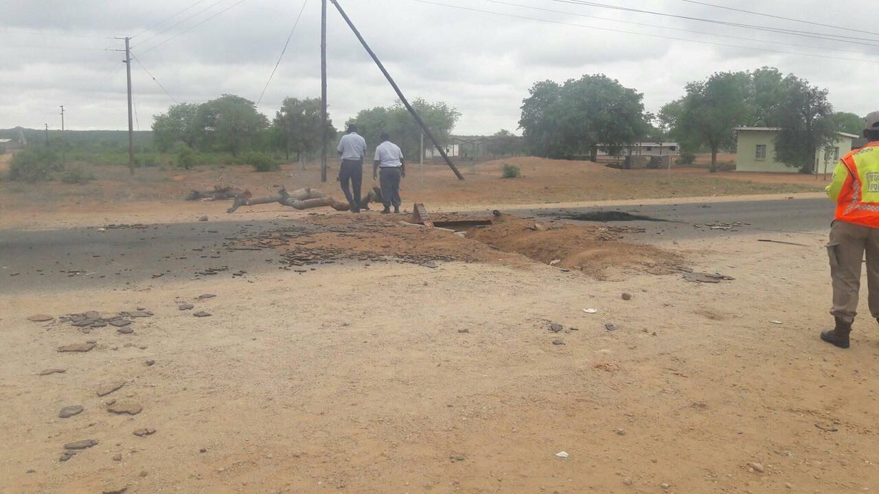 Phalaborwa: Violent protesters block road in Lulekani | Letaba Herald