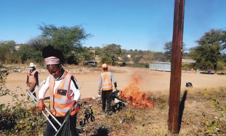 Young men cleans Lulekani | Letaba Herald