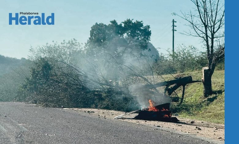 Phalaborwa protest blocks R71 roads over jobs dispute | Letaba Herald