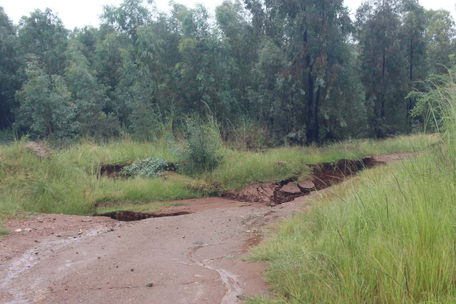 R501 sinkhole between Carletonville and Potchefstroom grows larger ...