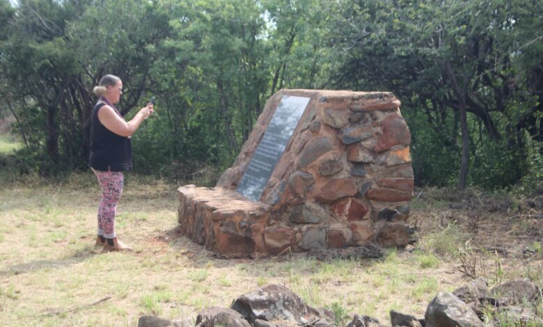 Danie Theron Monument langs die N12 kry weer die nodige aandag ...