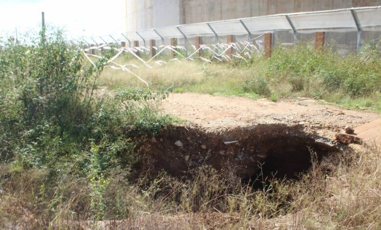 Sinkhole at Khutsong reservoir getting bigger | Carletonville Herald