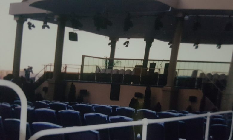 Ongemanierde duiwe by die Uniegebou | Parys Gazette