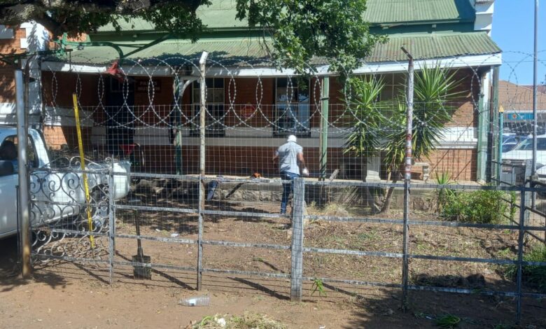 Munisipaliteit maak museumterrein skoon | Parys Gazette