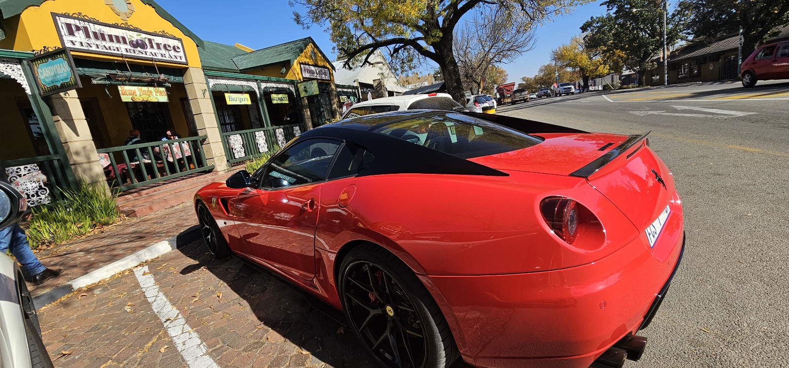 Skaapkop en 'n blinkrooi Ferrari in Parys | Parys Gazette