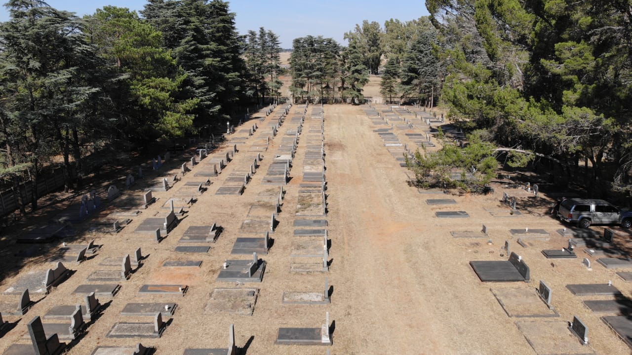 AfriForum en gemeenskap maak begraafplaas netjies | Parys Gazette