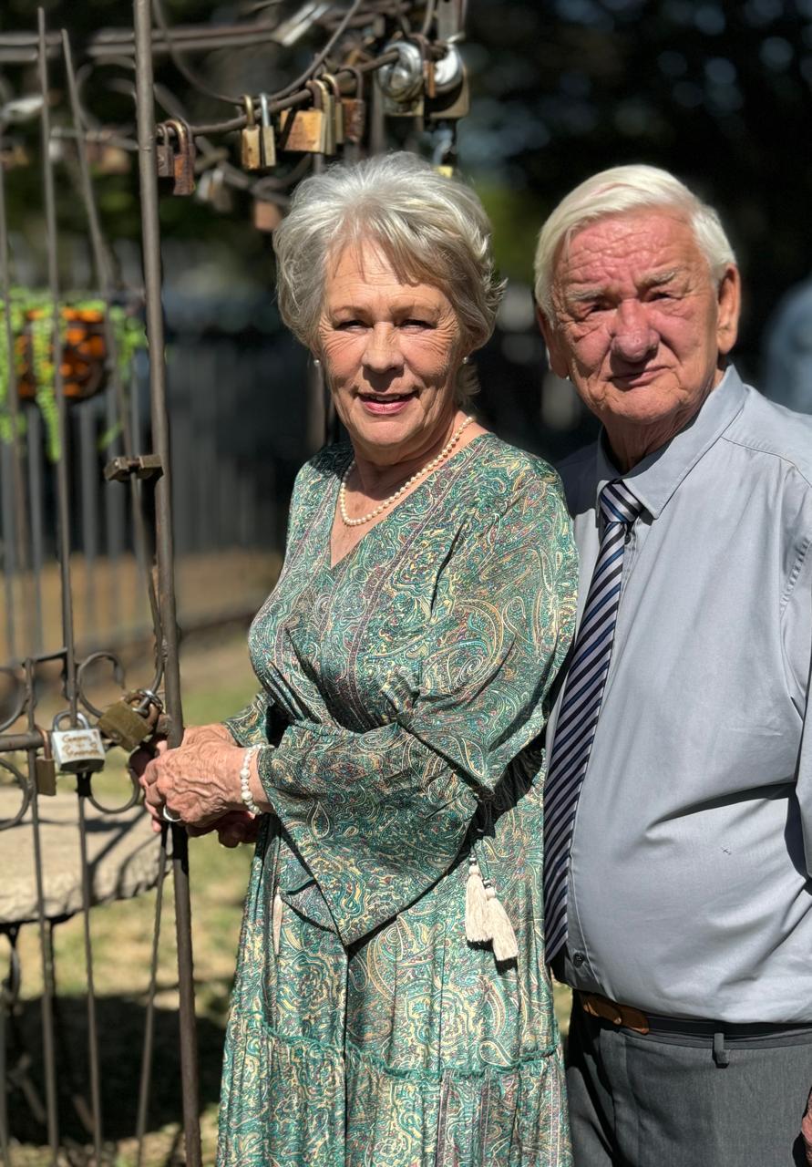 Dié paartjie is ouer, maar hul liefde beslis nie kouer nie! | Parys Gazette