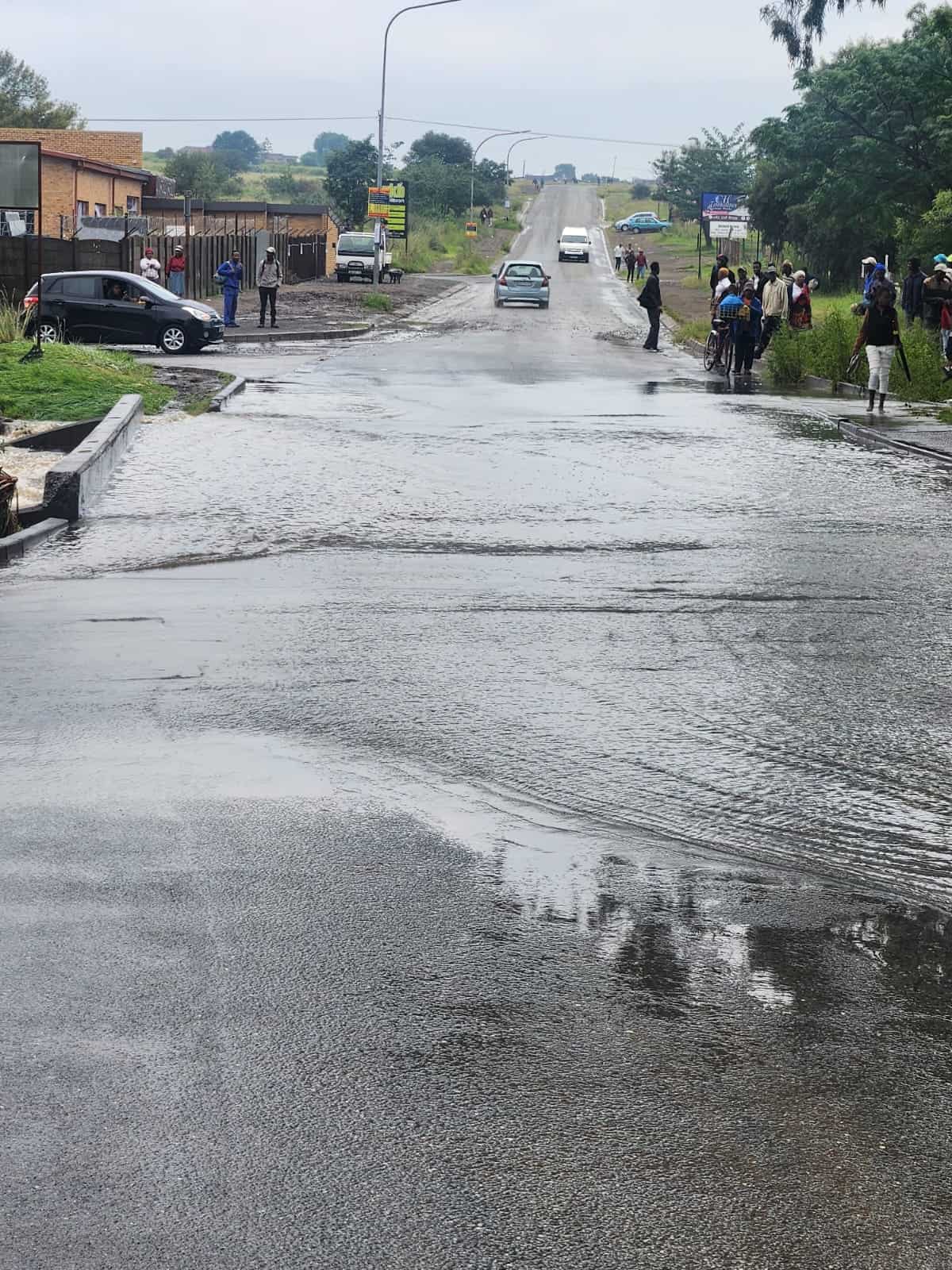 Paaie by Heilbron weer gisteraand onder water | Parys Gazette