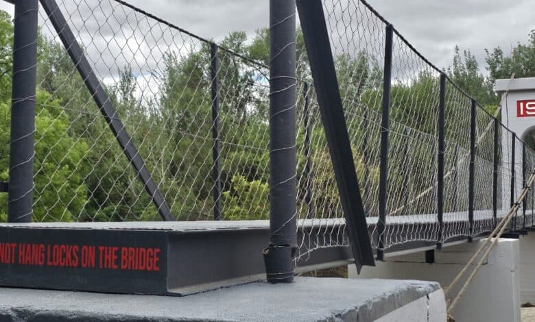 Paasnaweek-besoekers stap weer op Parys se geskiedkundige hangbrug ...