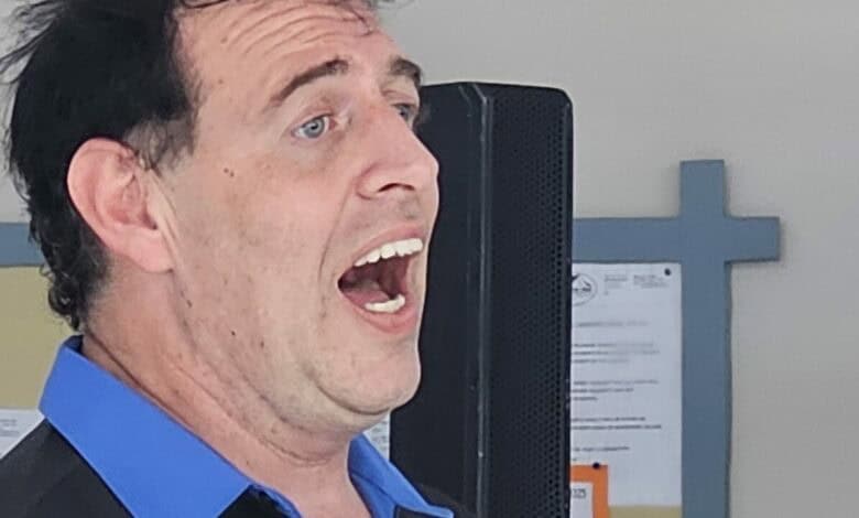 Manie Jackson sing vir dorp se bejaardes | Parys Gazette