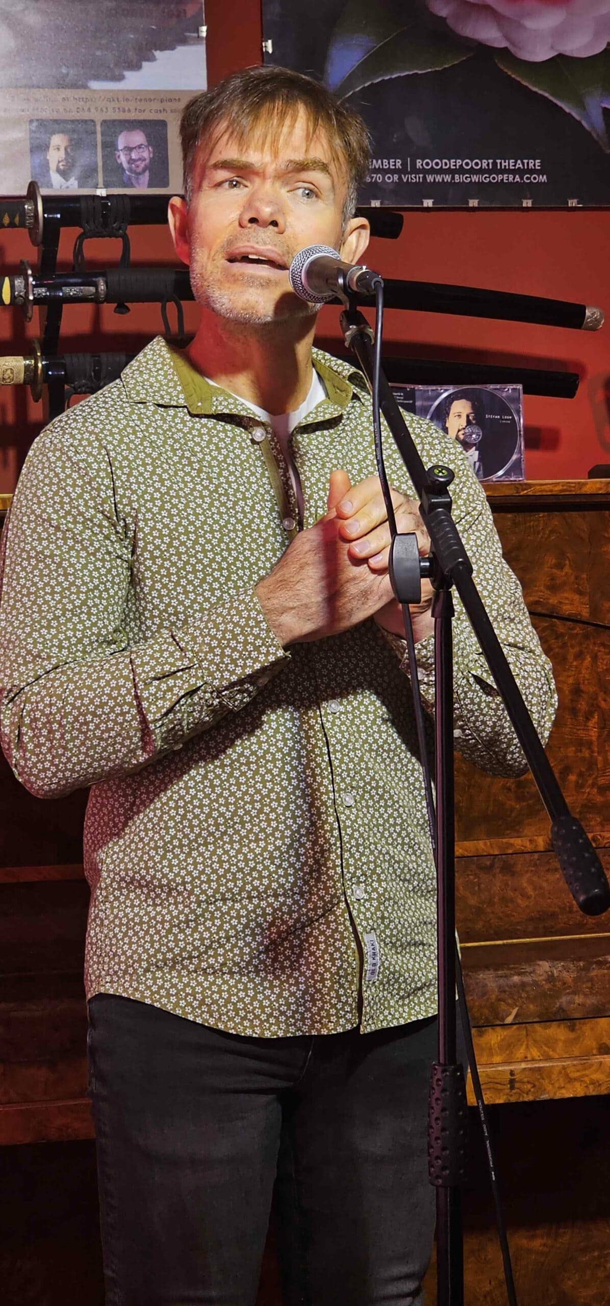 Staande applous weerklink in die voorhuis | Parys Gazette