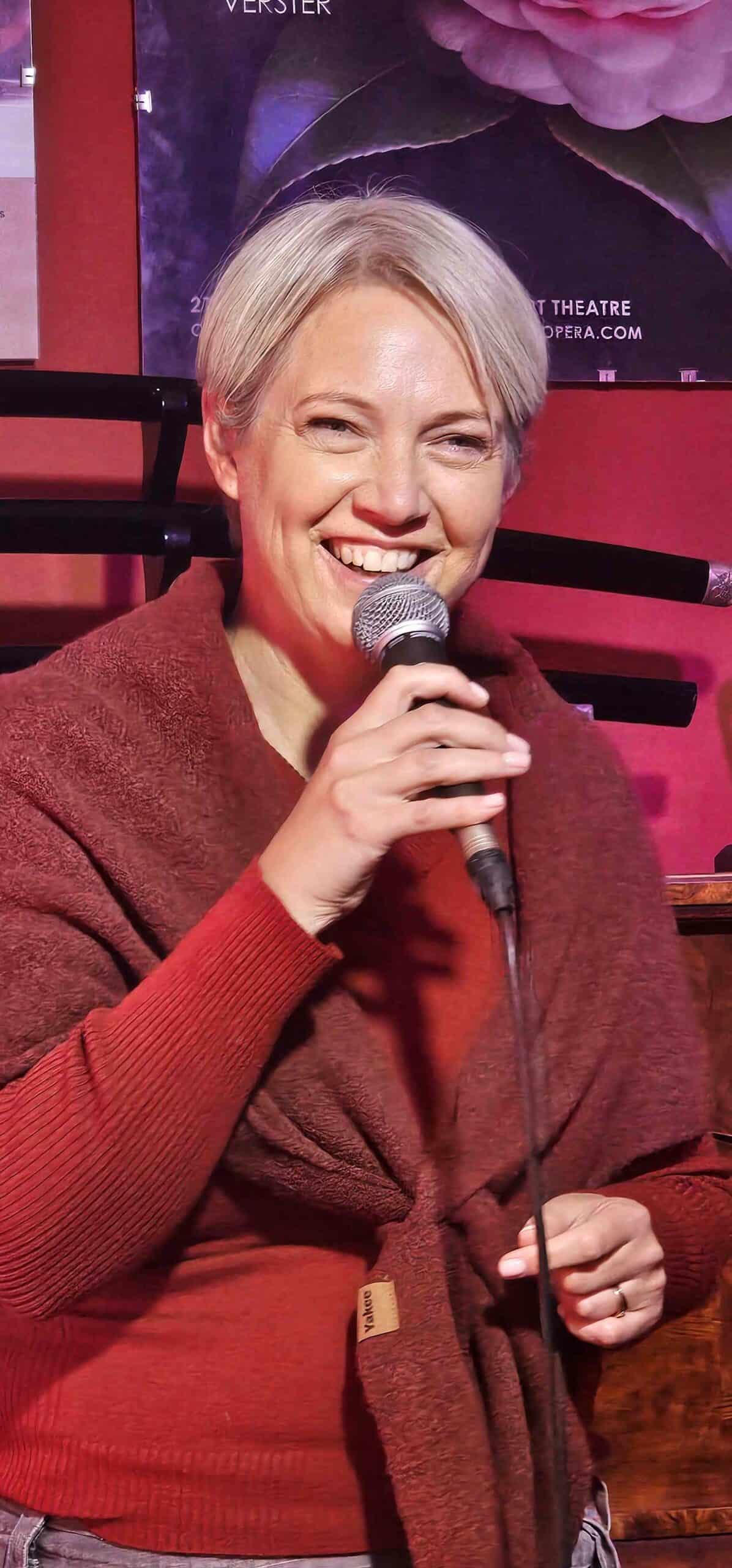 Staande applous weerklink in die voorhuis | Parys Gazette