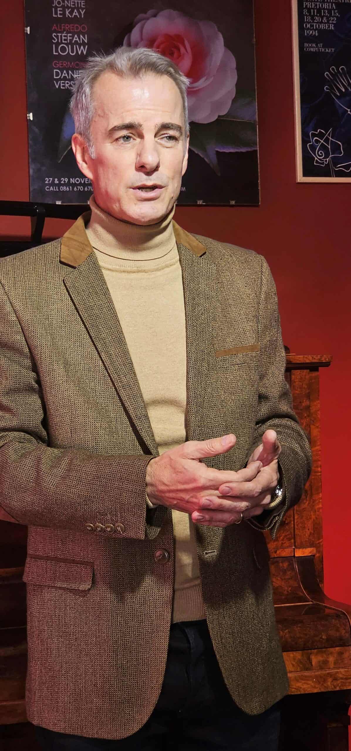 Staande applous weerklink in die voorhuis | Parys Gazette