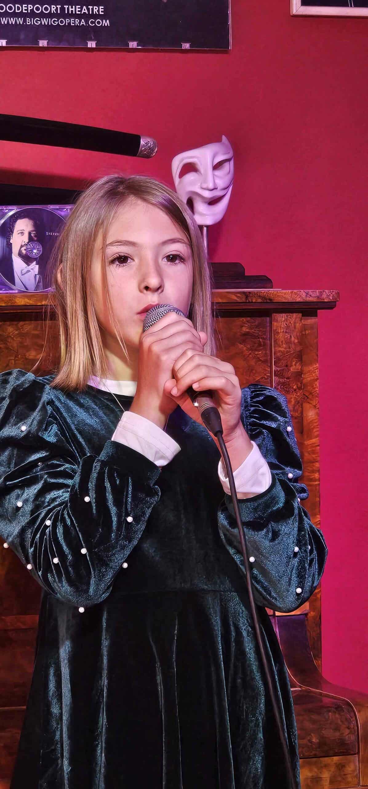 Staande applous weerklink in die voorhuis | Parys Gazette