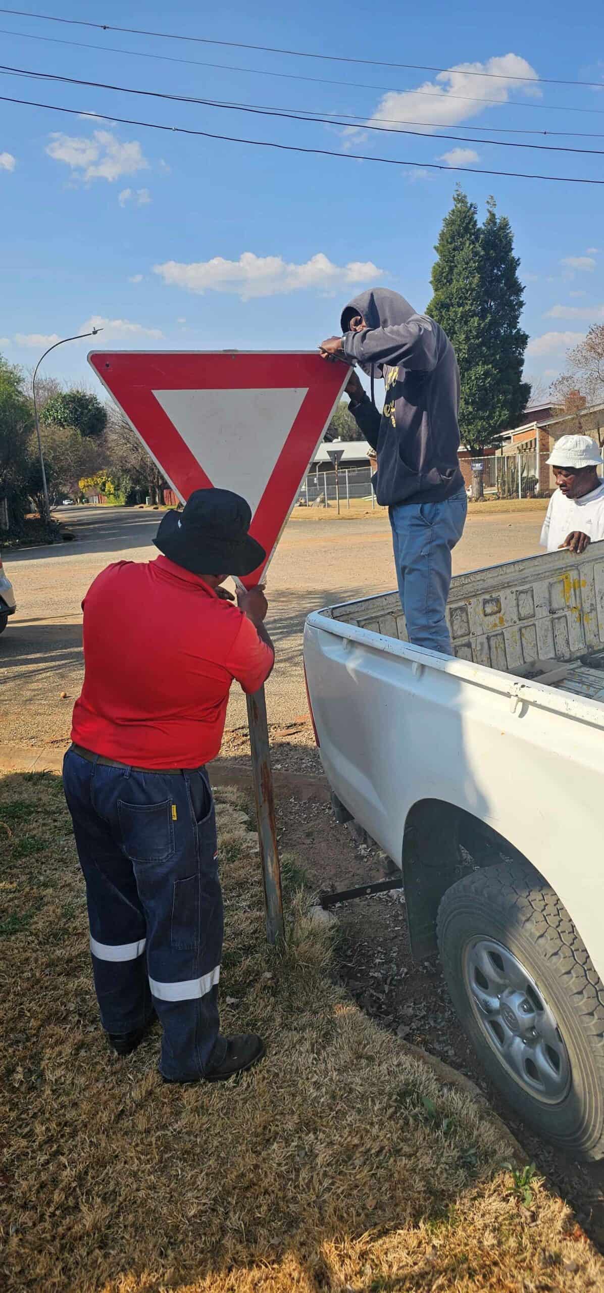 Werk gemaak met stukkende ligte en afwesige, verbleikte padtekens ...