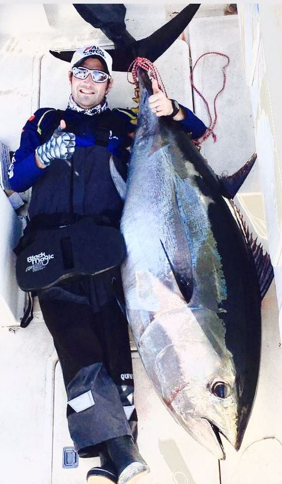 Plaaslike hengelaar laat skaal met bielie van ’n 132 kg tuna kreun ...