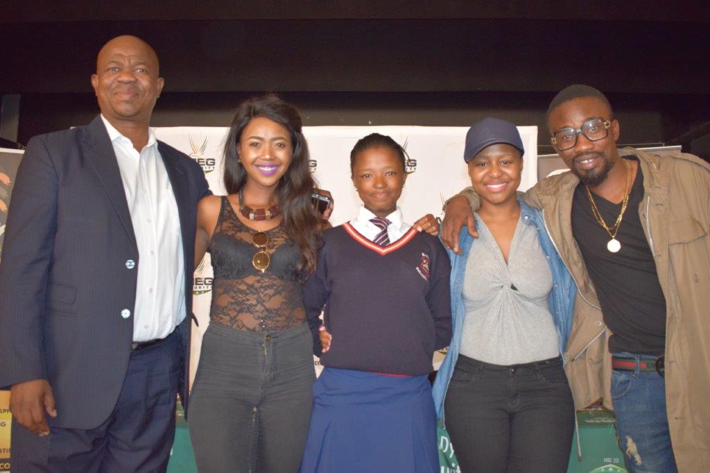 Promosa high school girls get sanitary towels | Potchefstroom Herald