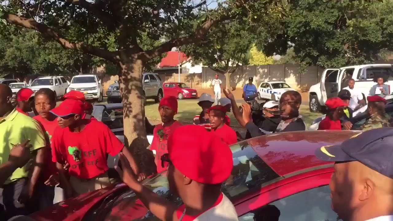 VIDEO: EFF val ouer aan by Hoërskool Overvaal | Potchefstroom Herald