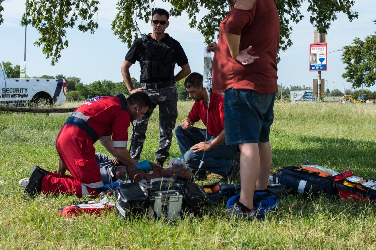 Man kritiek na swerm bye hom aanval | Potchefstroom Herald