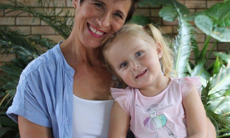 Oumas en kleuters woel en werskaf by dieselfde kleuterskool ...