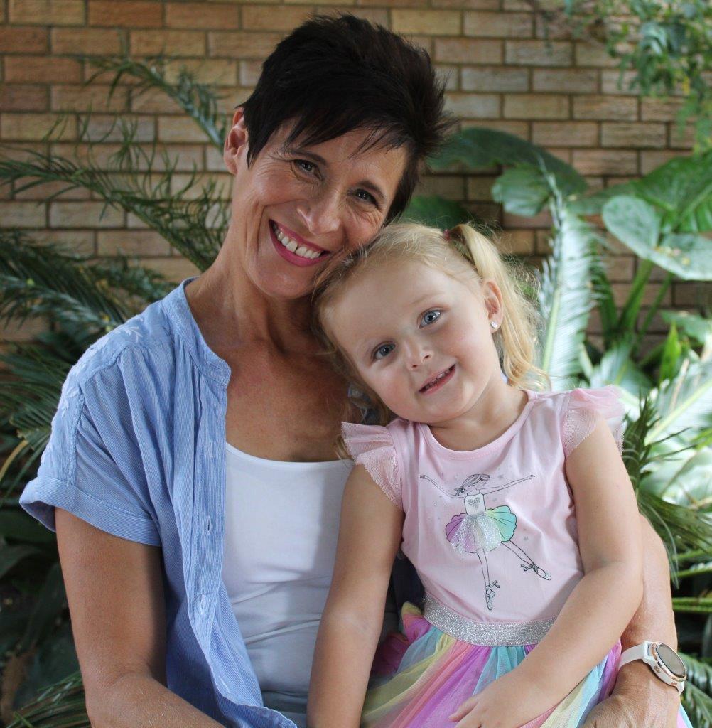 Oumas en kleuters woel en werskaf by dieselfde kleuterskool ...