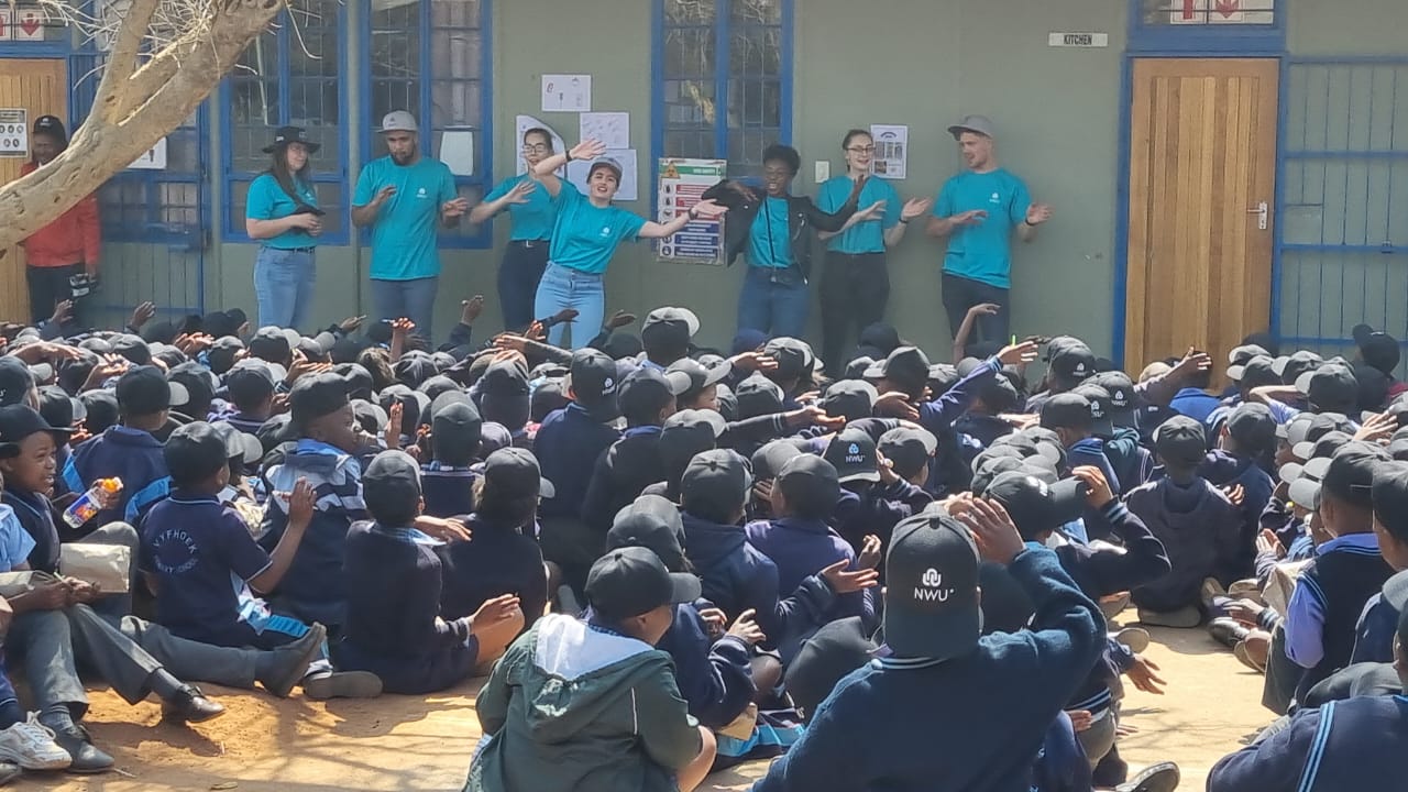 SJGD laat Vyfhoek leerders glimlag | Potchefstroom Herald