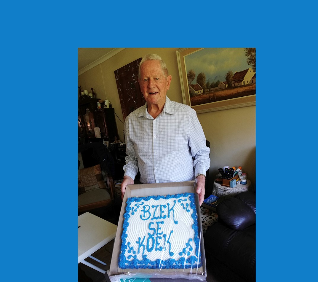 Turkstra verras oud-Potchefstromer met ‘n verjaarsdagkoek vanuit Panama ...