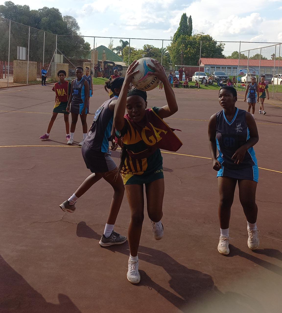 President Pretorius and Potch Primary battle it out on the netball ...