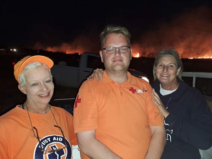VIDEO: Gemeenskap vat hande om water en kos vir brandbestryders te ...