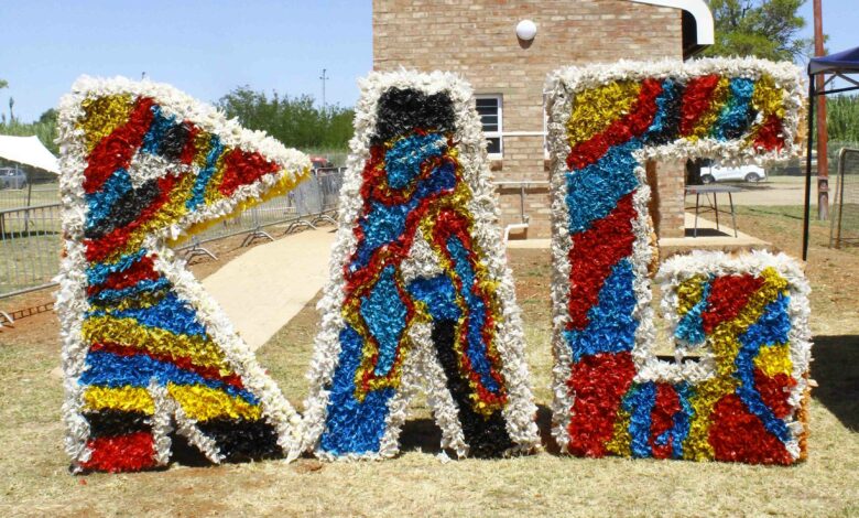 Kleurvol en kreatief: die NWU-studente haal uit en wys met JOOL-vlotte ...