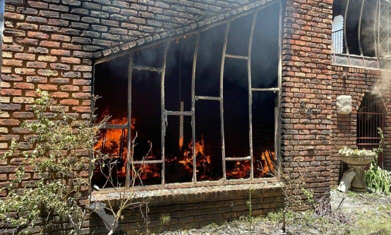 Geelhoutlaan weens groot huisbrand gesluit | Potchefstroom Herald