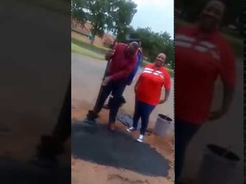 Watch: ELM Mayor Simon Mofokeng resealing a big pothole | Sedibeng Ster