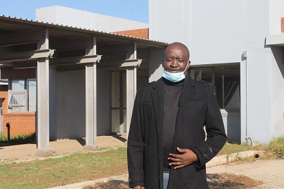 Families left stranded inside government building | Sedibeng Ster