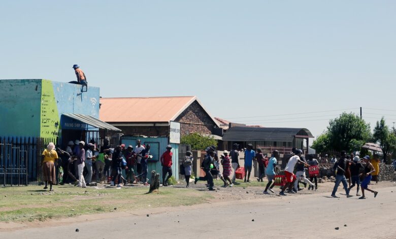 'Unsafe' foreign shop owners told to evacuate Bophelong | Sedibeng Ster