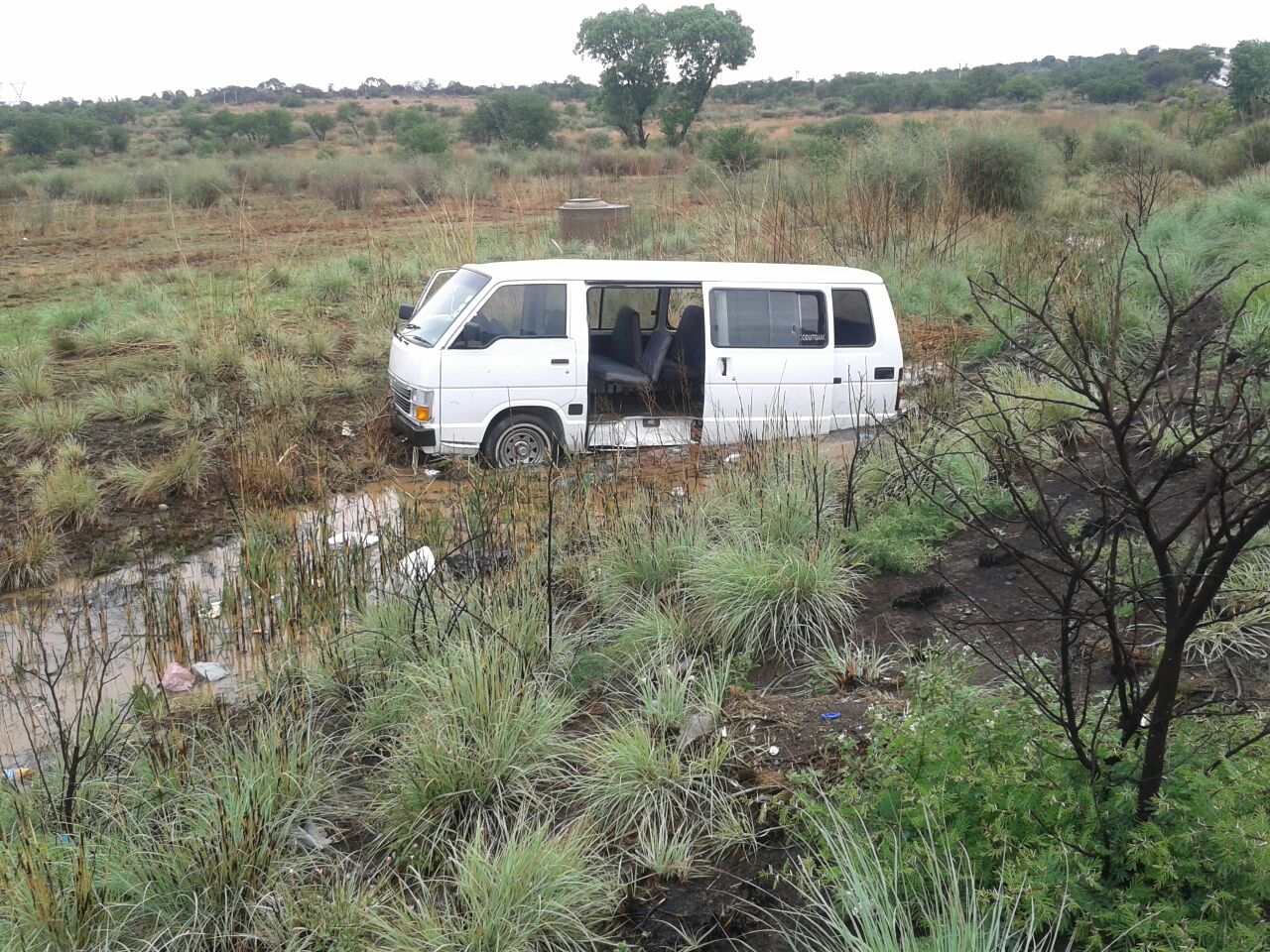 Taxi crashes into ditch leaving eight injured | Vaalweekblad
