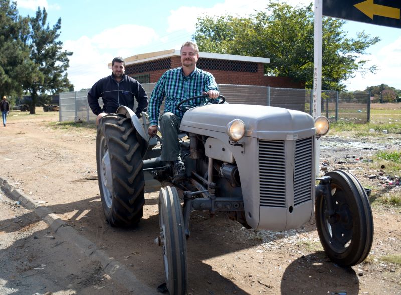 ‘n Boer (en Bosvark) maak self plan | Vaalweekblad