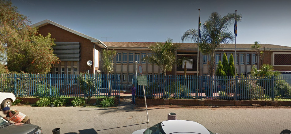 Polisiestasie sluit weer nadat "minstens tien" beamptes glo positief ...