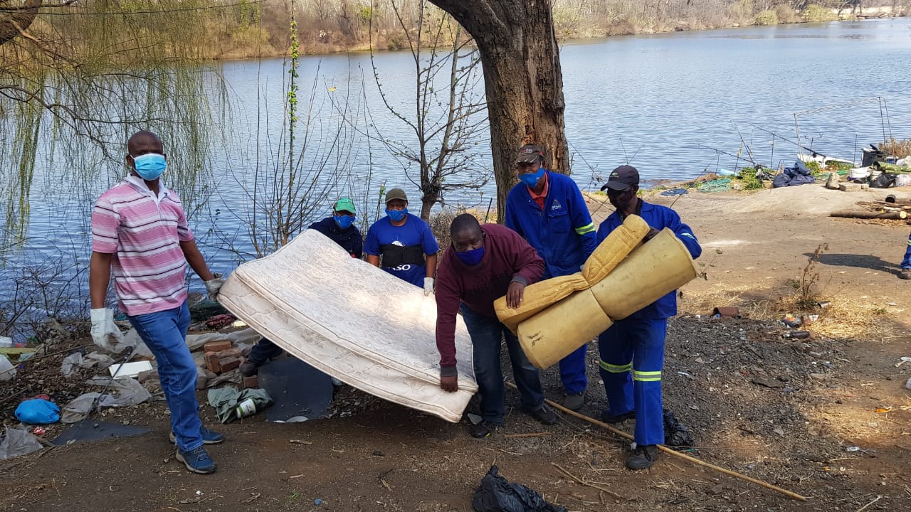 Vosloo Park plakkers verwyder | Vaalweekblad